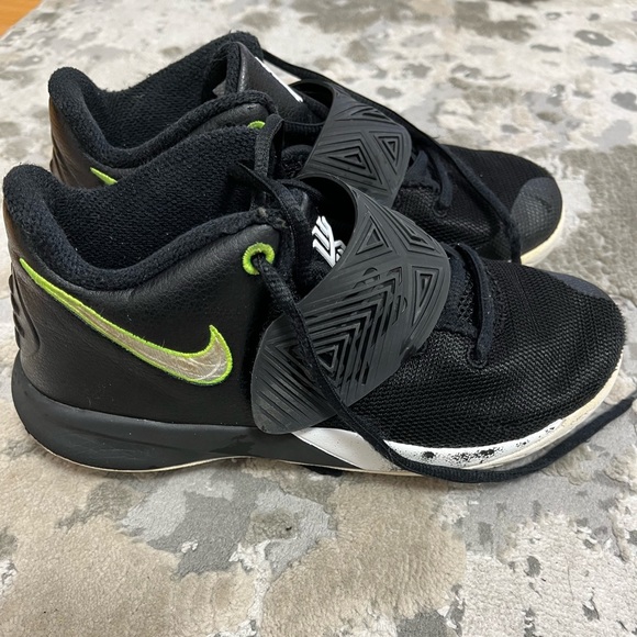 Nike | Shoes | Sz 2y Boys Nike Kids Kyrie Flytrap Iii Ps Causal ...